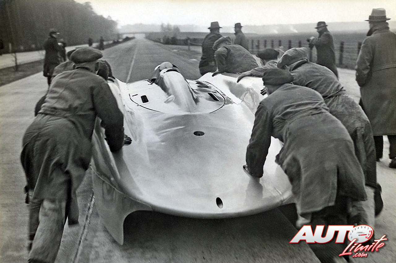 04_Bernd-Rosemeyer-record-1938_Auto-Union-Type-D-Streamliner