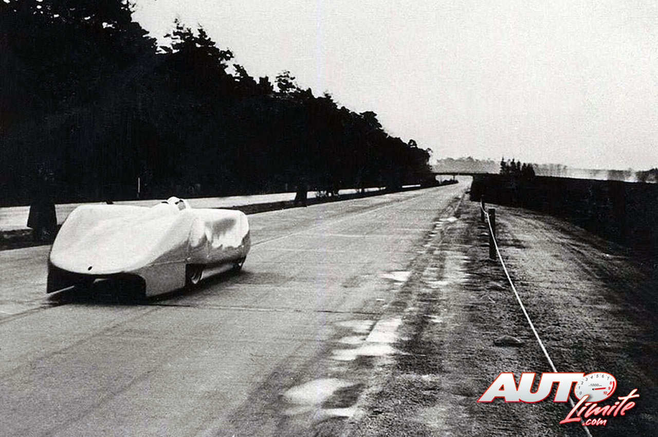 06_Bernd-Rosemeyer-record-1938_Auto-Union-Type-D-Streamliner