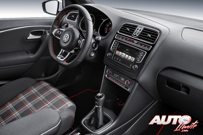 Volkswagen-Polo-GTI-2015_interior_04