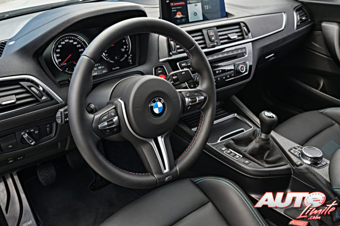 BMW-M2-Competition-2018_interior_04